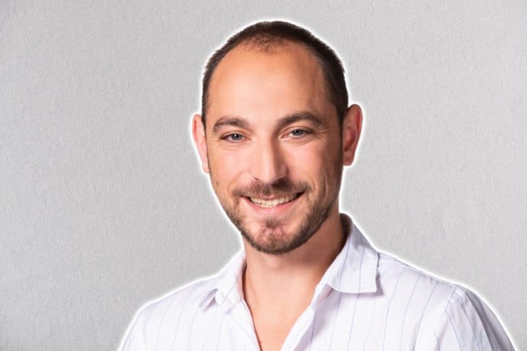 הצהוב של כיכר המדינה על בניין התחדשות עירונית | מגדילים